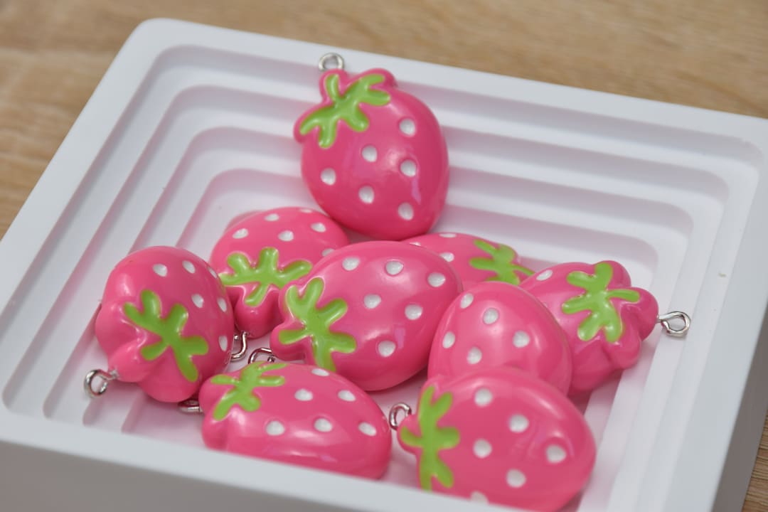Cute Strawberry Resin Pendant,plastic Fruit Gift Charm,diy Jewelry ...