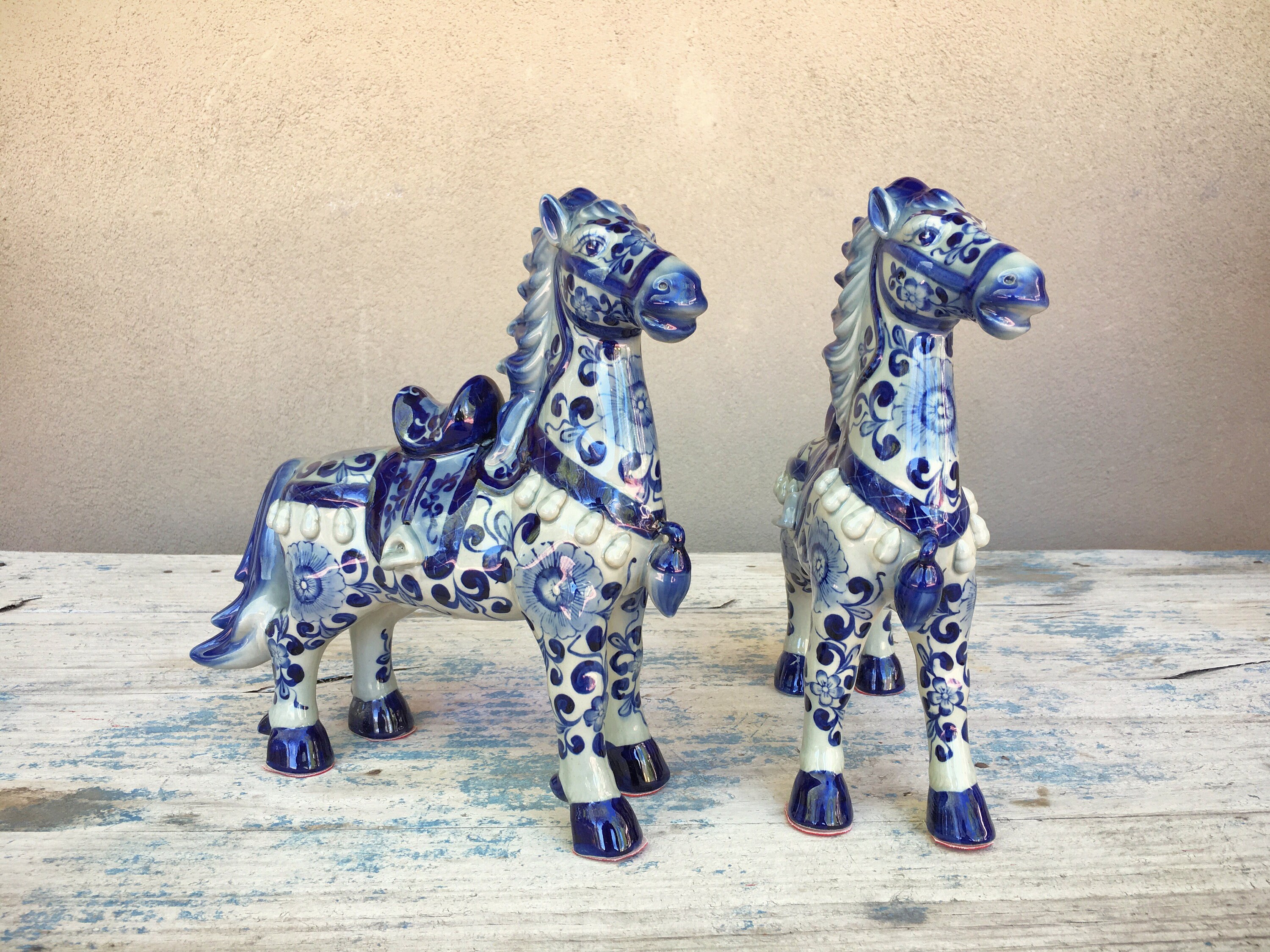 Pair vintage porcelain horse figurines chinoiserie, blue and white gray ... Pair vintage porcelain horse figurines chinoiserie, blue and white gray ...