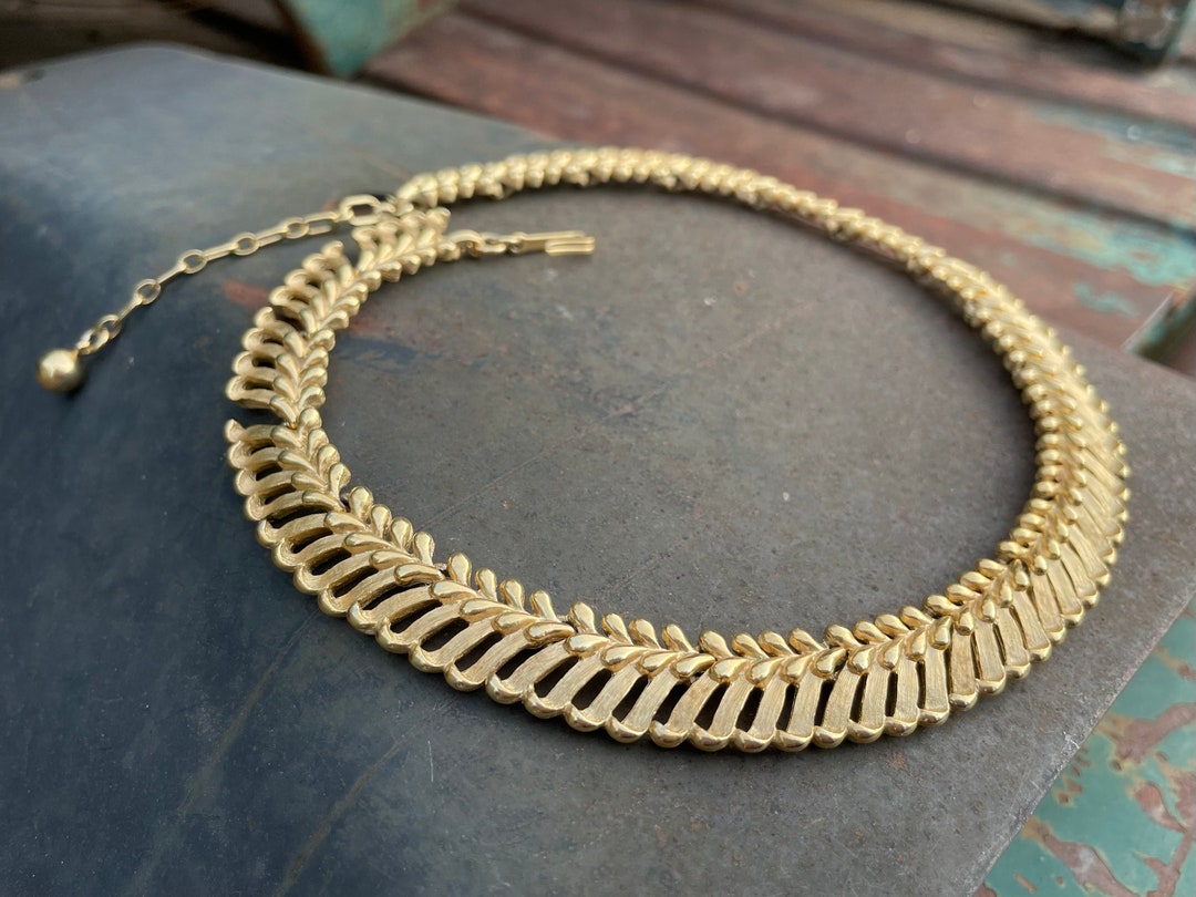 Vintage Crown Trifari Gold Tone Link Choker Necklace 14 16, Metal Hang ... Vintage Crown Trifari Gold Tone Link Choker Necklace 14 16, Metal Hang ...