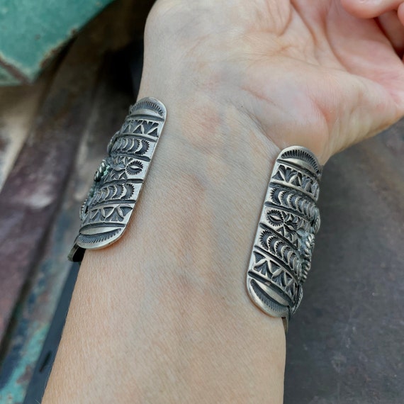 Navajo Darrell Cadman Bee Cuff with Purple Spiny Oyst… - Gem