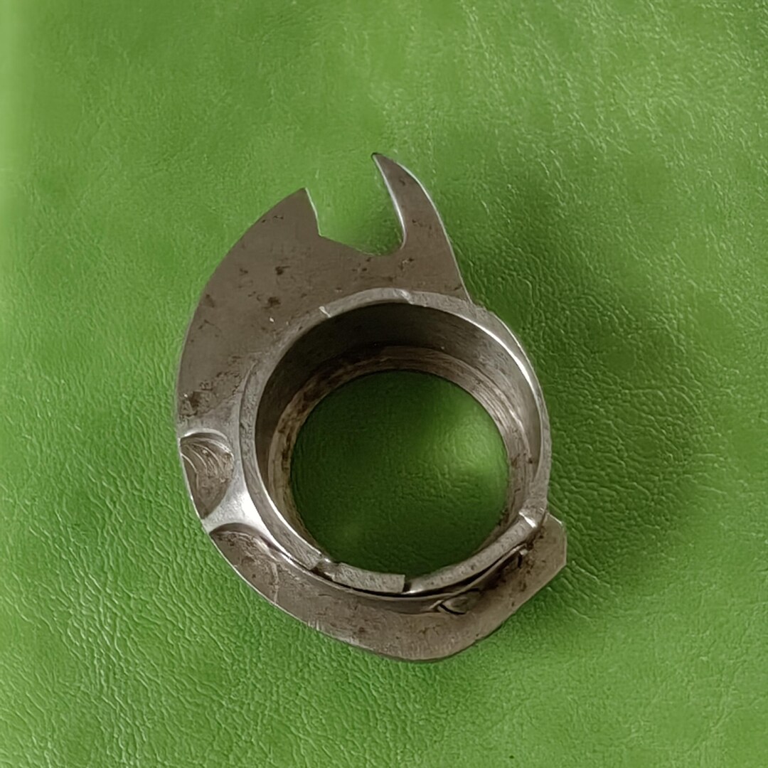 ORIGINAL Spool Holder Bobbin Case Part 32590 From Vintage Singer 99 ...