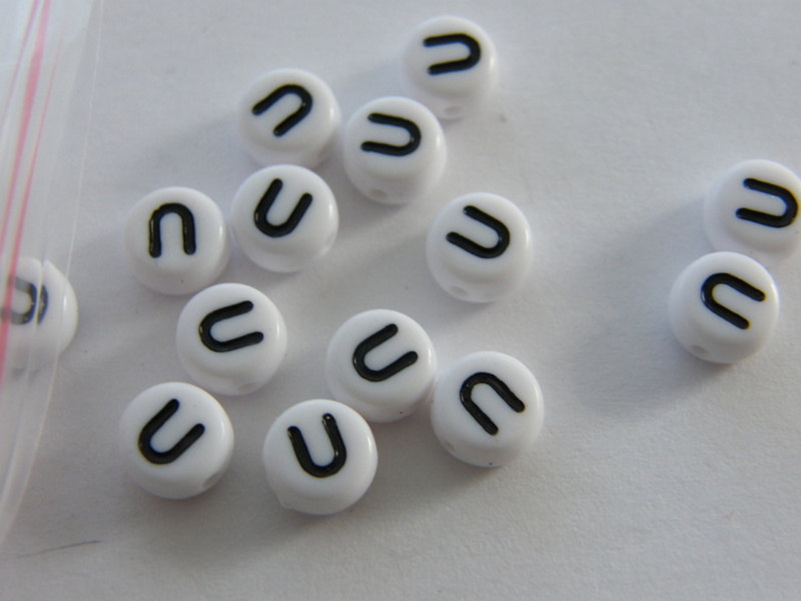 100 Letter U Acrylic Round Alphabet Beads White and Black - Etsy