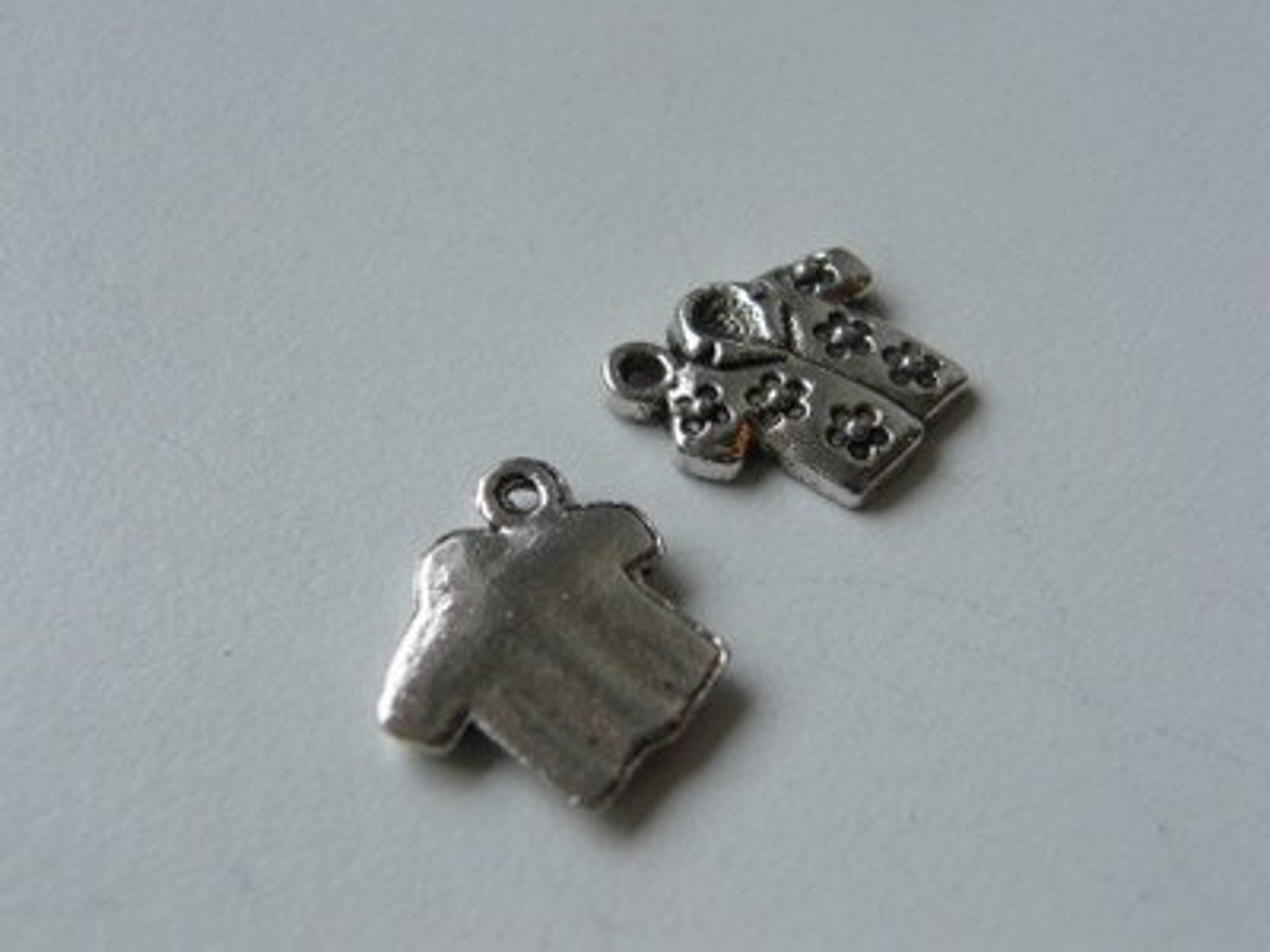 8 Hawaiian Shirt Charms Tibetan Silver CA163 - Etsy