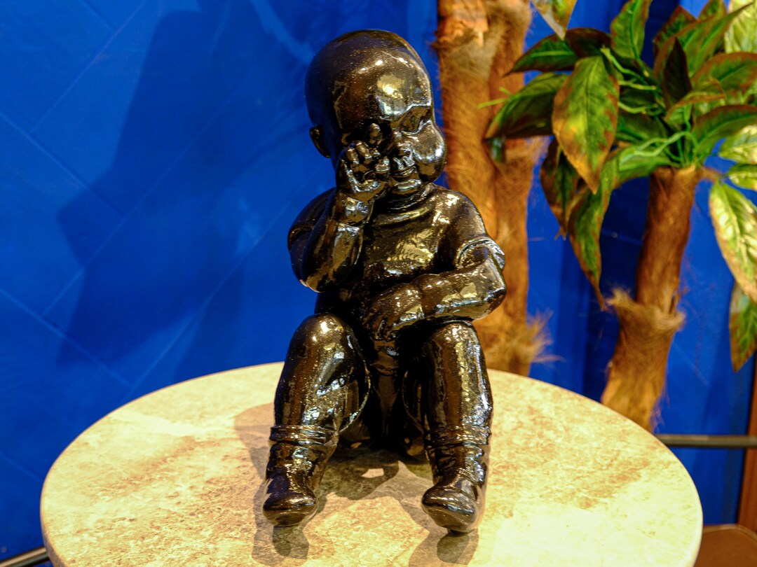 Crafted Black Finger Pointing Child Sculpture – Sitting 2 Finger ...