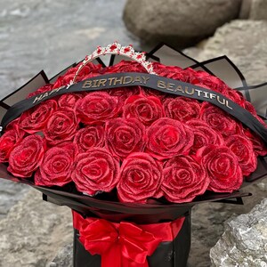 Customizable Eternal Rose Bouquet W/ Crown, LED Lights & Personalized Text - 100 Red Roses Ramo ...