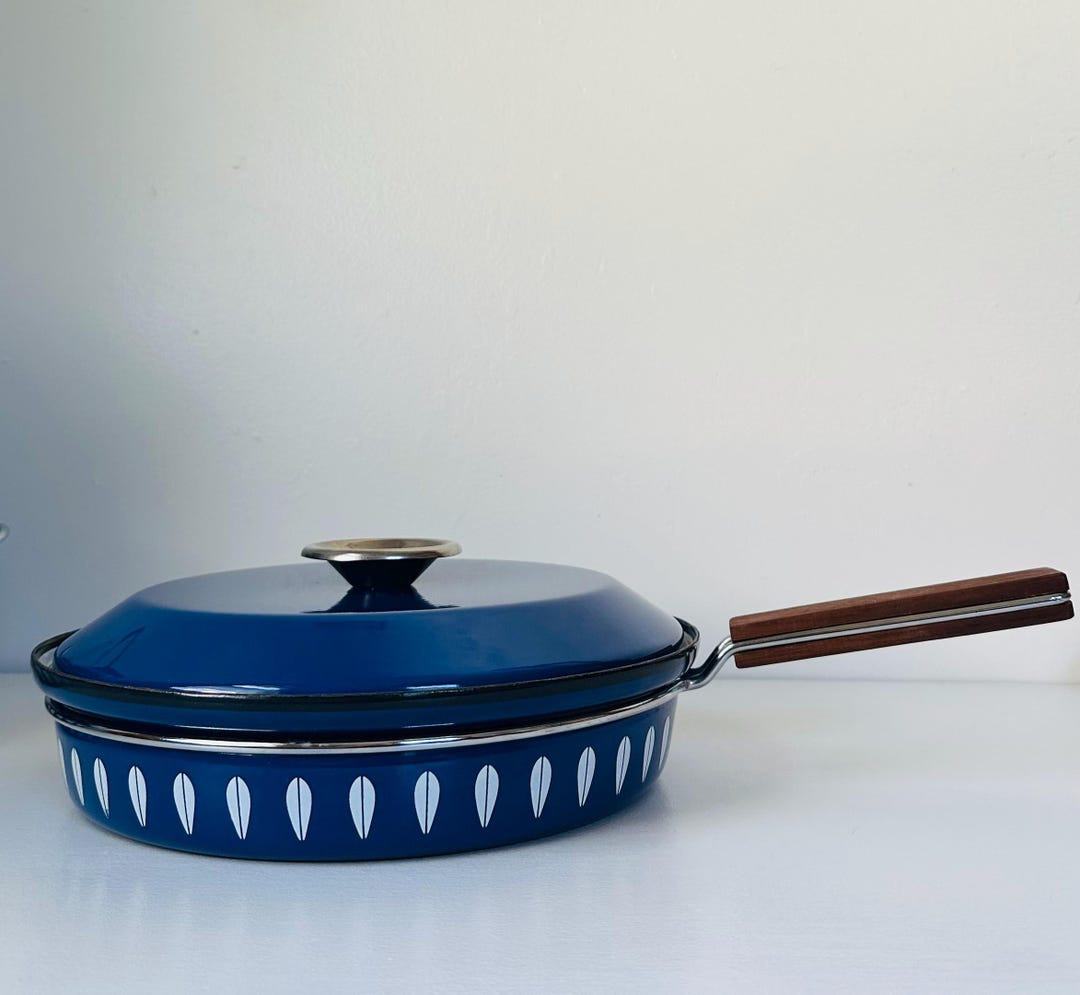 16 In. Catherineholm Lotus Royal Blue and White Enamelware Covered ...