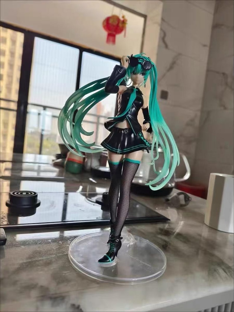 Figura de Hatsune Miku hecha a mano: elegante atuendo negro con gafas ...