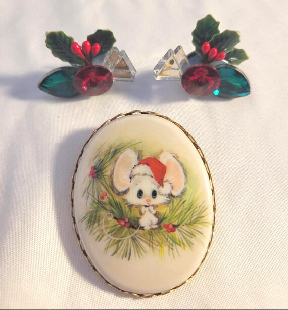 Vintage Hallmark 1973 Christmas Mouse Cameo Brooch/Pe… - Gem