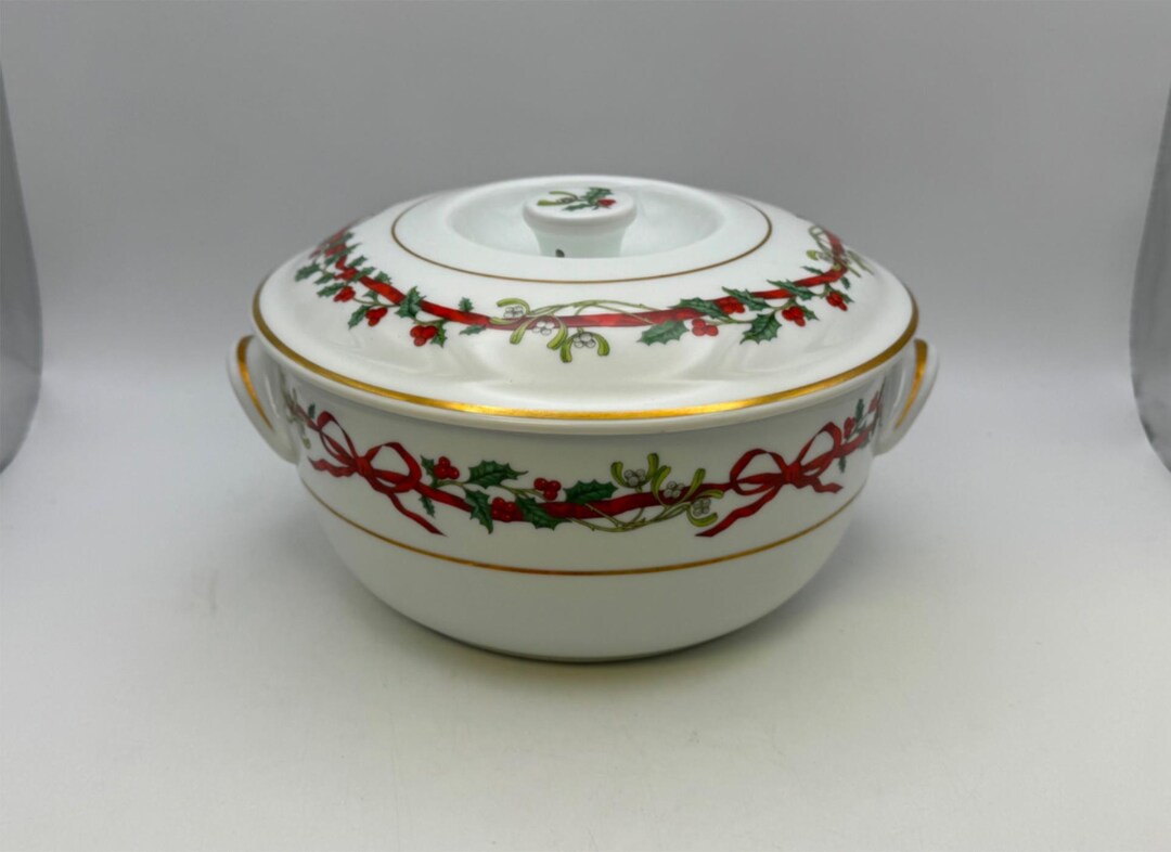 Royal Worcester HOLLY RIBBONS 1.25 Quart Round Covered Casserole Bowl ...