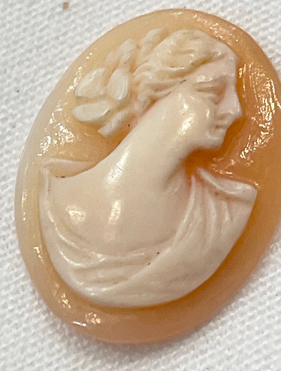 beautifully carved high relief - Gem