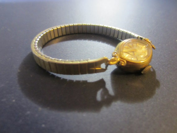 Voumard 17 Jewels Incabloc Swiss Made Women's Watch - Gem