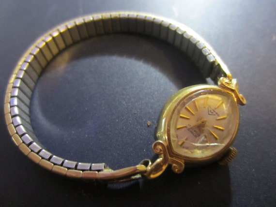Voumard 17 Jewels Incabloc Swiss Made Women's Watch - Gem