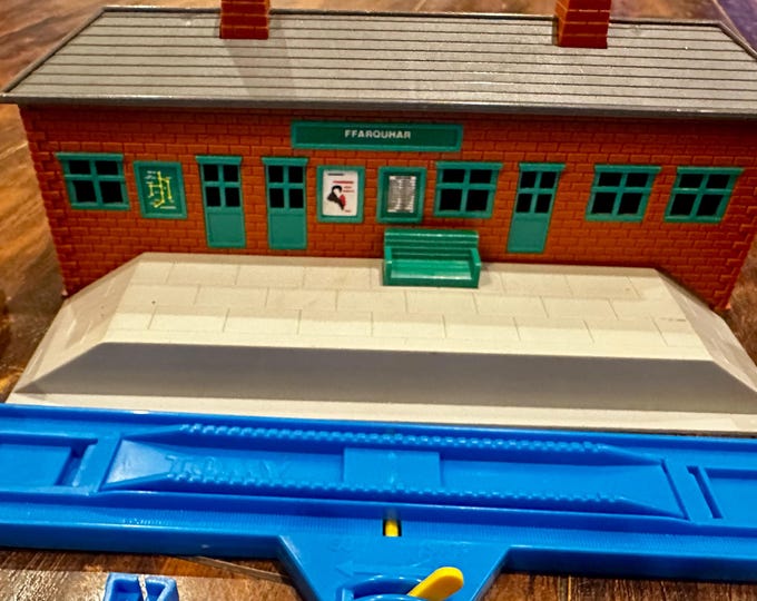 2002 Tomy Thomas Tank Engine Trackmaster Ffarquhar Station Set ...