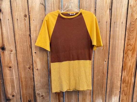 1970s Colorblock Ribbed Tee Vintage Mens Yellow Brown… - Gem