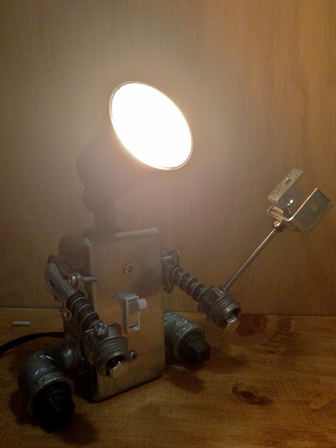Lámpara Robot con flor de metal - Etsy España