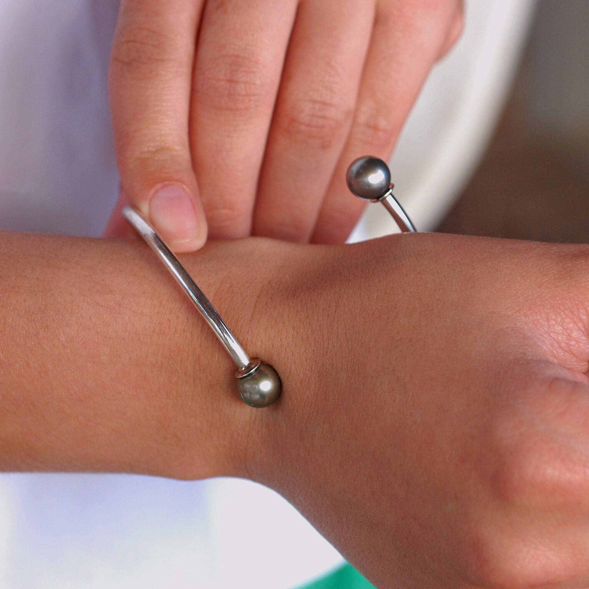 Phoebe Melanie Pearl Flex Bangle in White or Gray Sterling | Etsy