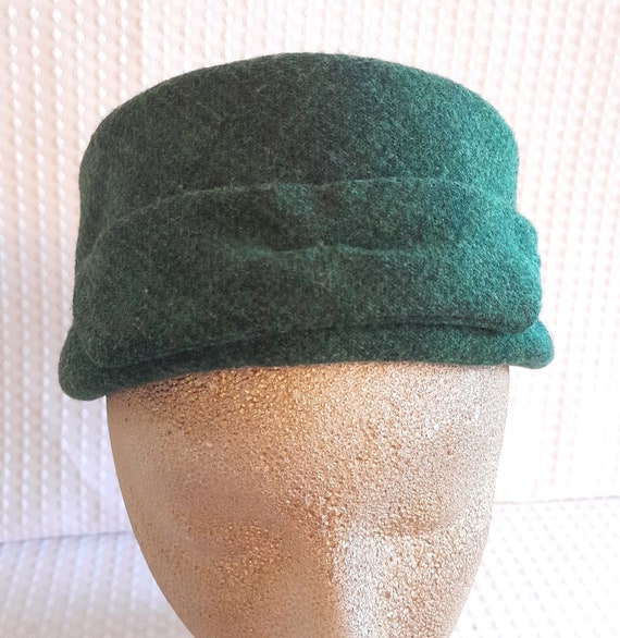 1960s Pillbox Hat Green Wool Tweed with a Self-Flat B… - Gem