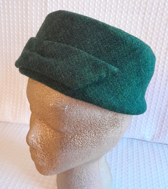 1960s Pillbox Hat Green Wool Tweed with a Self-Flat B… - Gem