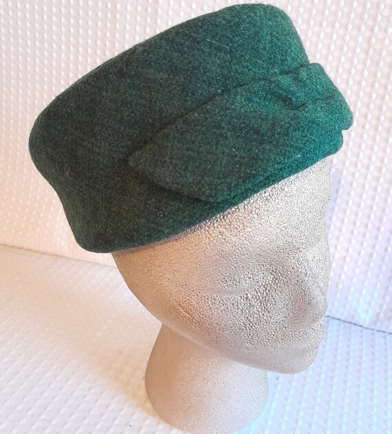 1960s Pillbox Hat Green Wool Tweed with a Self-Flat B… - Gem