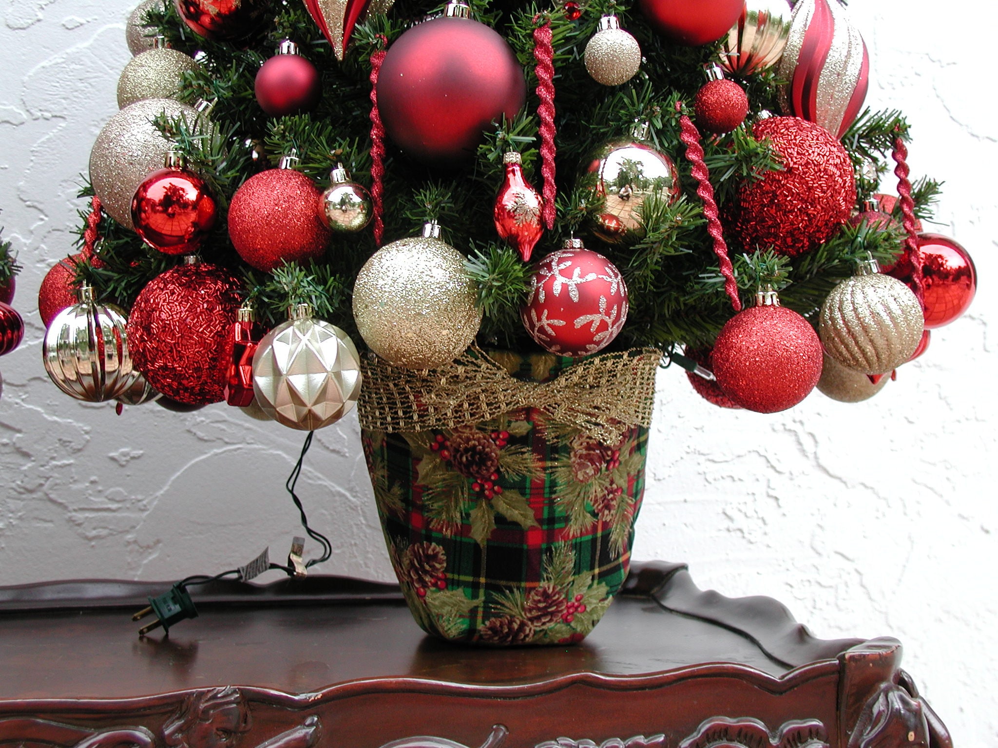 Entryway Christmas Tree Set, Red and Gold Decor, Shatterproof Ornaments ...