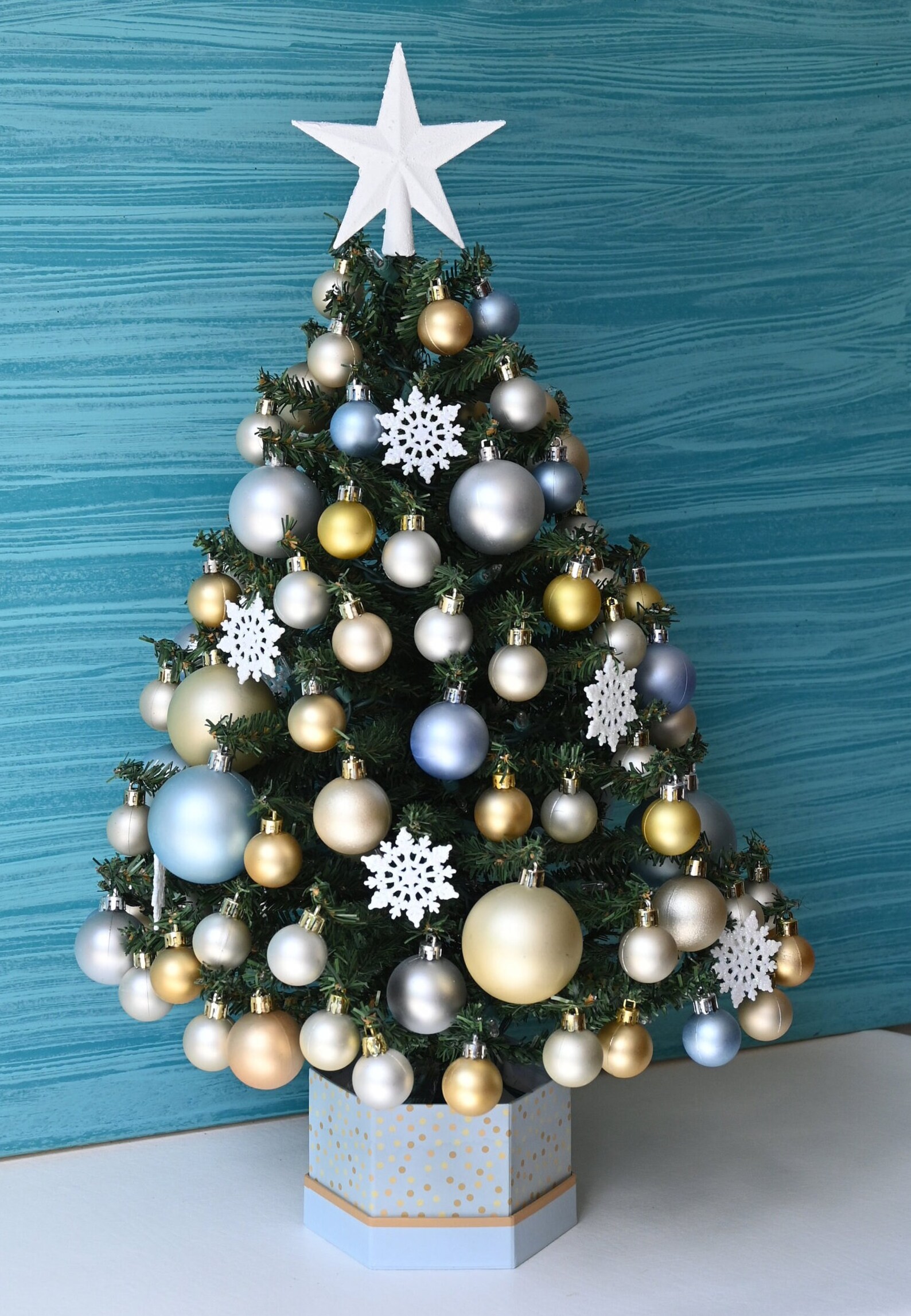Christmas Tree, Fully Decorated, Satin Snowflakes, Table Top ...