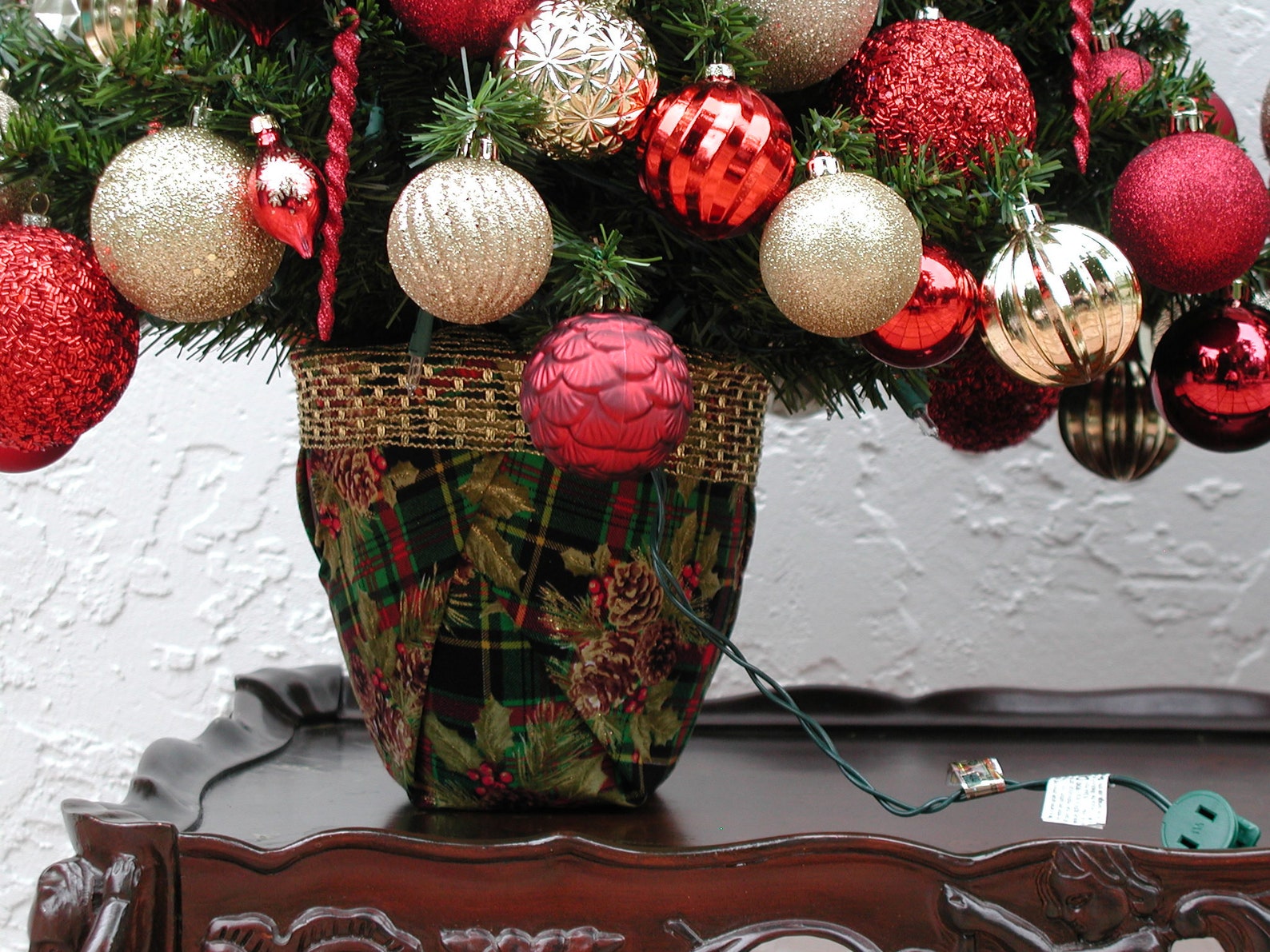 Entryway Christmas Tree Set, Red and Gold Decor, Shatterproof Ornaments ...