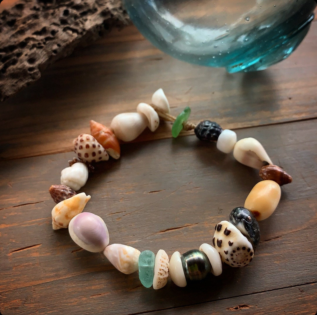 Huilau mixed Hawaiian Shell Bracelet With a Tahitian Pearl and Seaglass ...