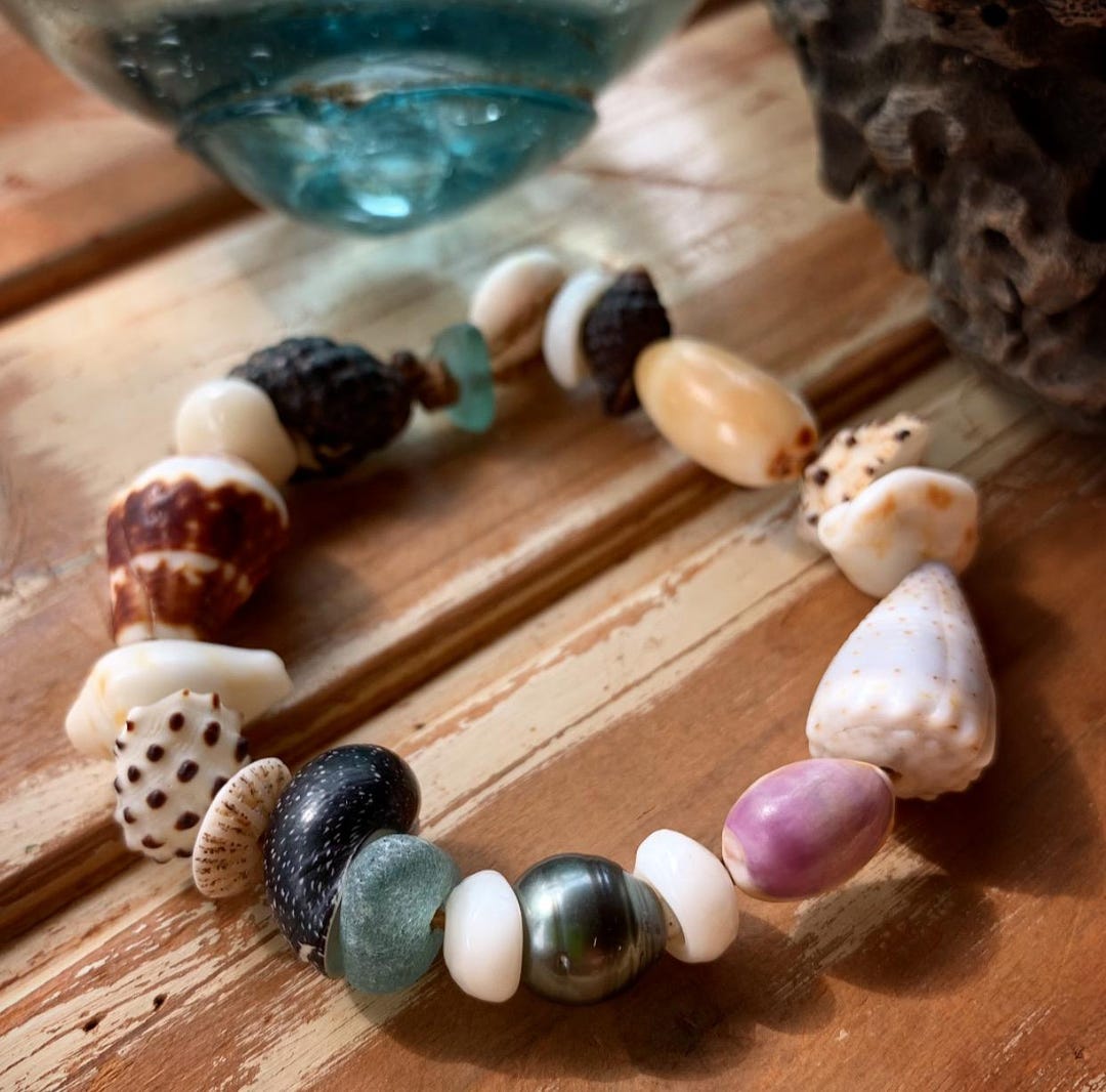 Huilau Mixed Hawaiian Shell Bracelet With a Tahitian Pearl and Seaglass ...