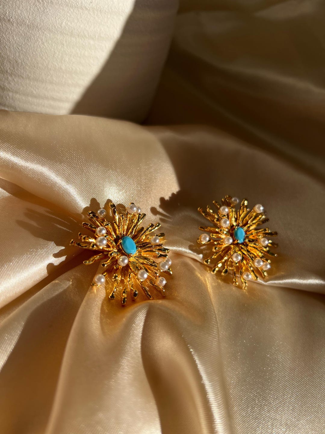 Aretes Sunburst de oro de 18 quilates, aretes con turquesa, aretes ...