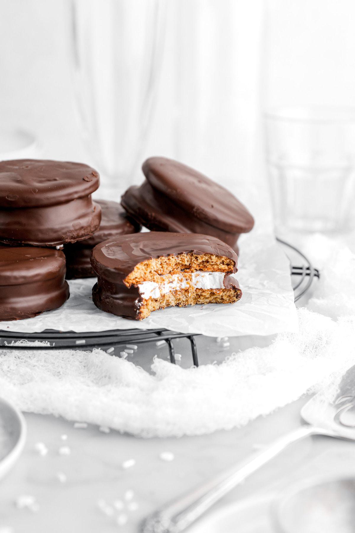The Best Homemade Moon Pies Recipe | Classic Marshmallow Treat ...