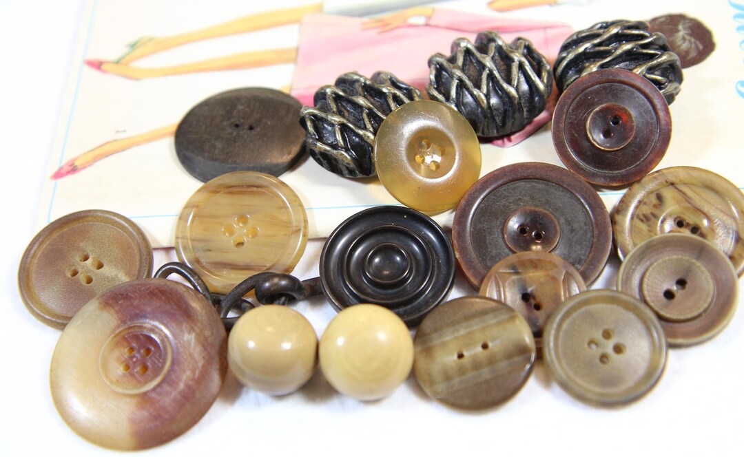 Celluloid Wafer Carved Assorted Buttons 19 Vintage Chunky Celluloid Lot ...
