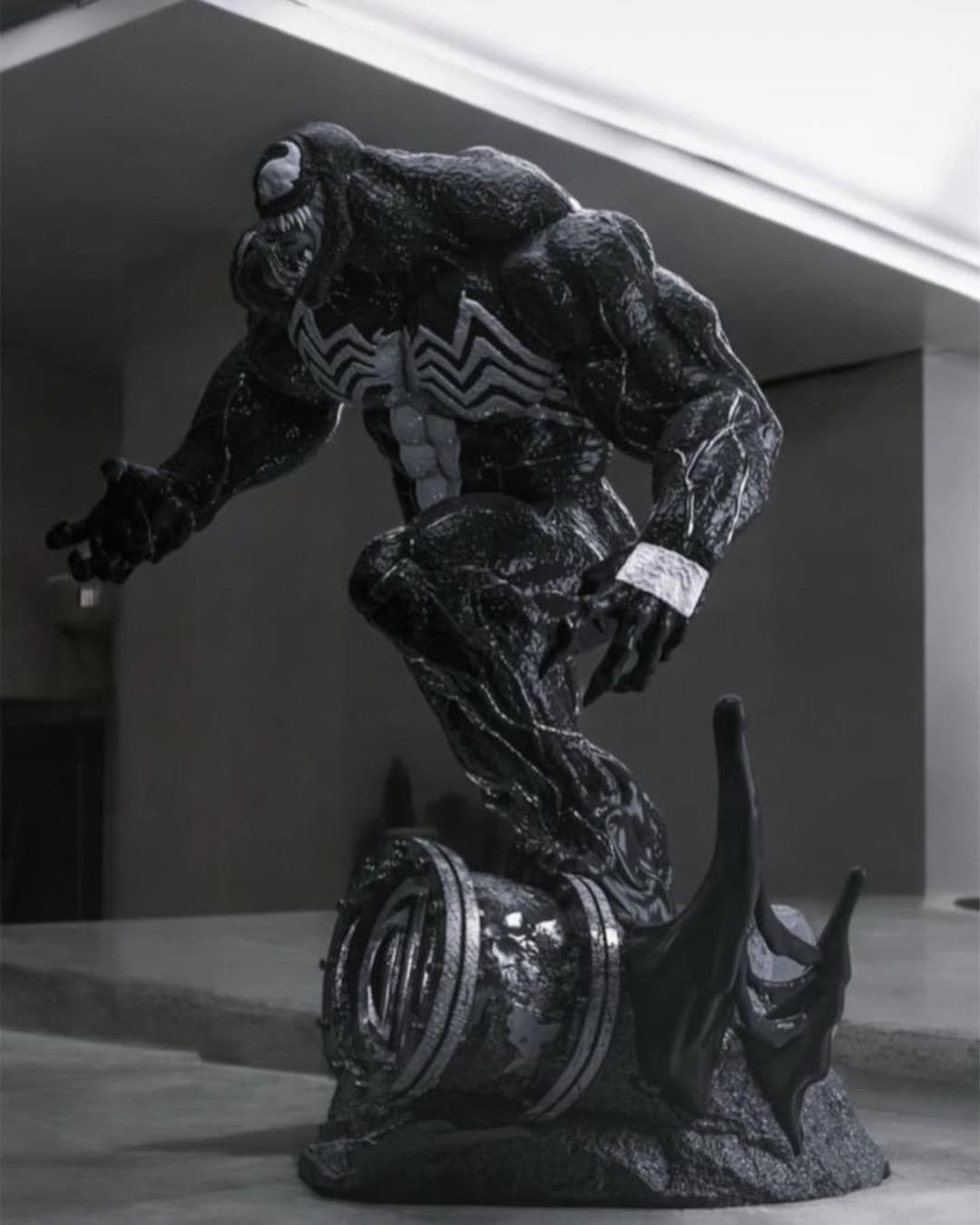 Venom Figurine – Marvel – 20 Cm – Raw 3D Resin | Dynamic Pose on Urban ...
