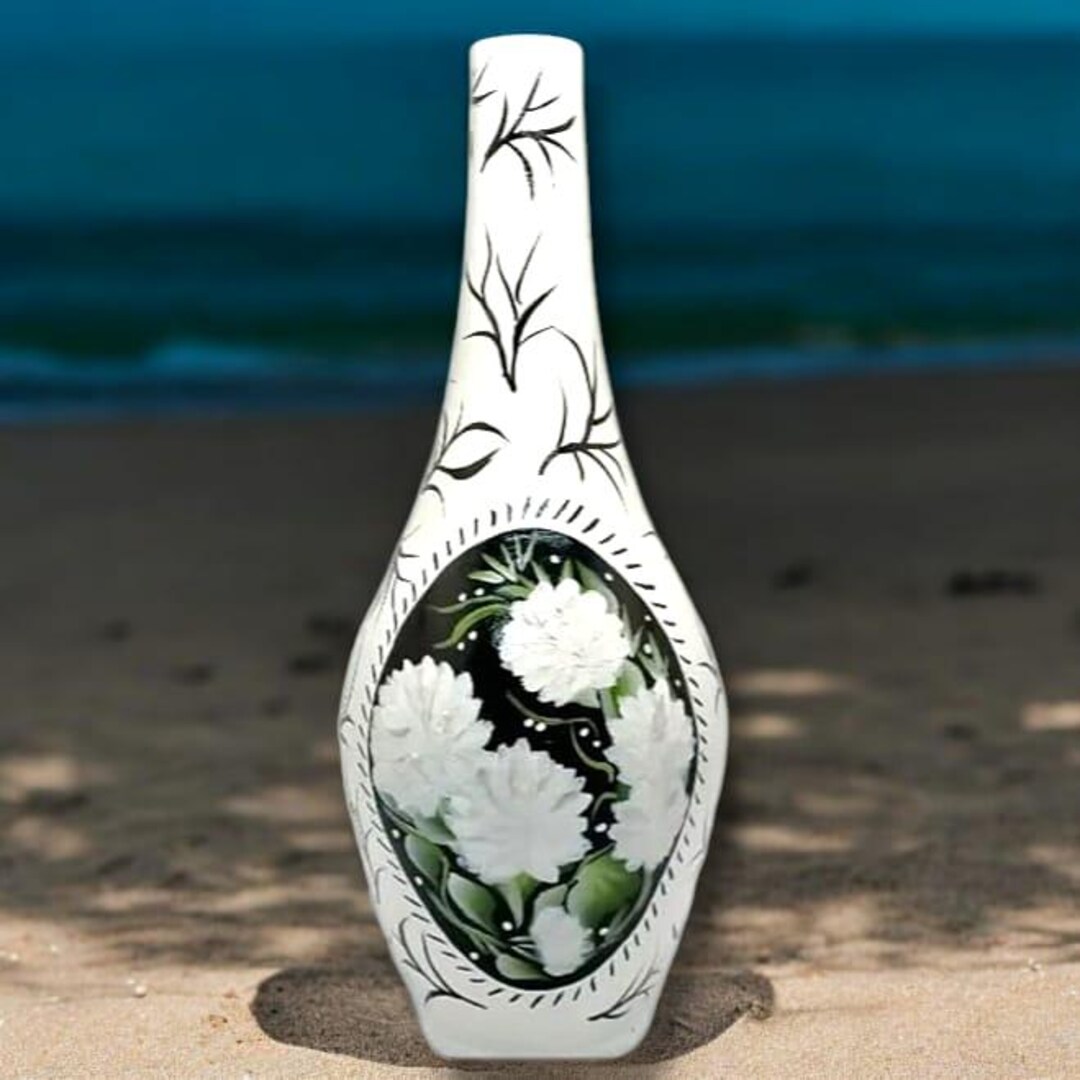 Decorative Black and White Flower Vase. You Can Put the Pottery Vase in ...