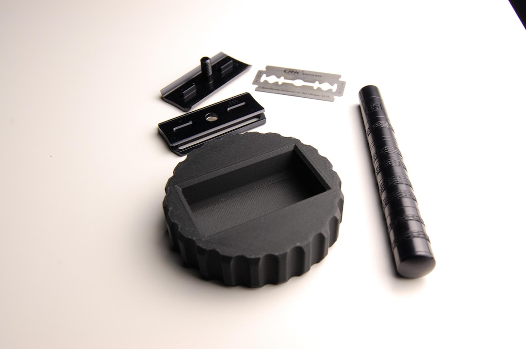 Razor Blade Change Tool: Universal for Most Three Piece Razors, Henson ...