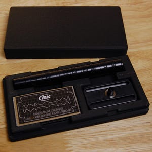 Henson Razor Travel Case | Personalize Your Travel Routine | Travel ...