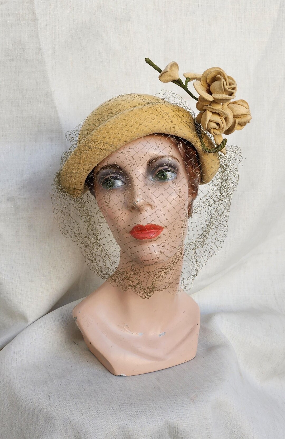 1940s Beige Felt Capulet Hat W/ Olive Green Netting and Floral Beige ...