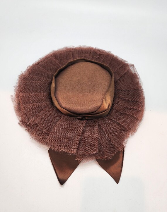 1940s Brown Tulle Wide Brim Mini Tilt Hat w/ Brown Ri… - Gem