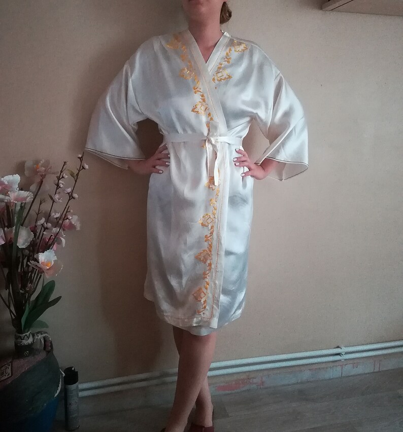 Vintage Fabric Silk Embroidered White Satin Kimono Robe for Women Size ...