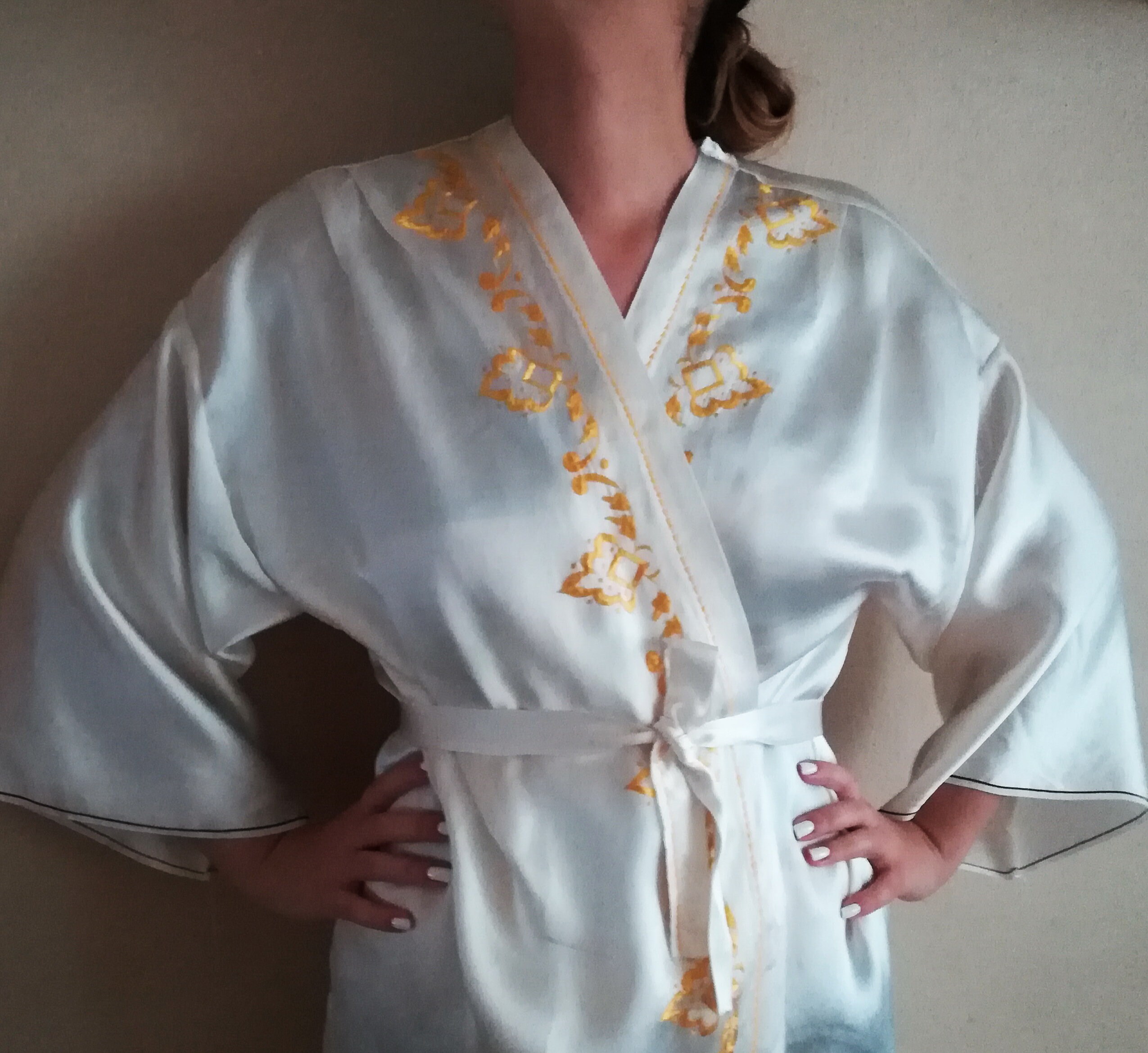 Vintage Fabric Silk Embroidered White Satin Kimono Robe for Women Size ...