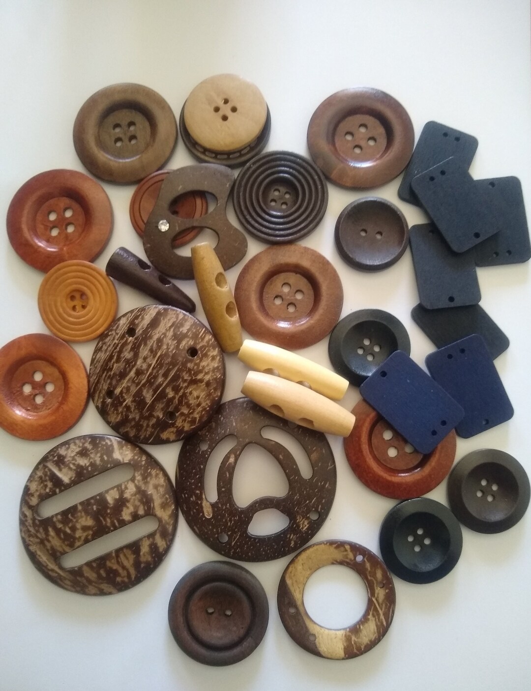 SALE 32 Buttons Buckles Wood and Coconut Shellpcs. Mixed Lot Never Used ...