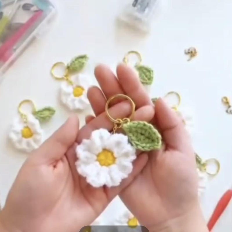 Daisy Keychain - Etsy