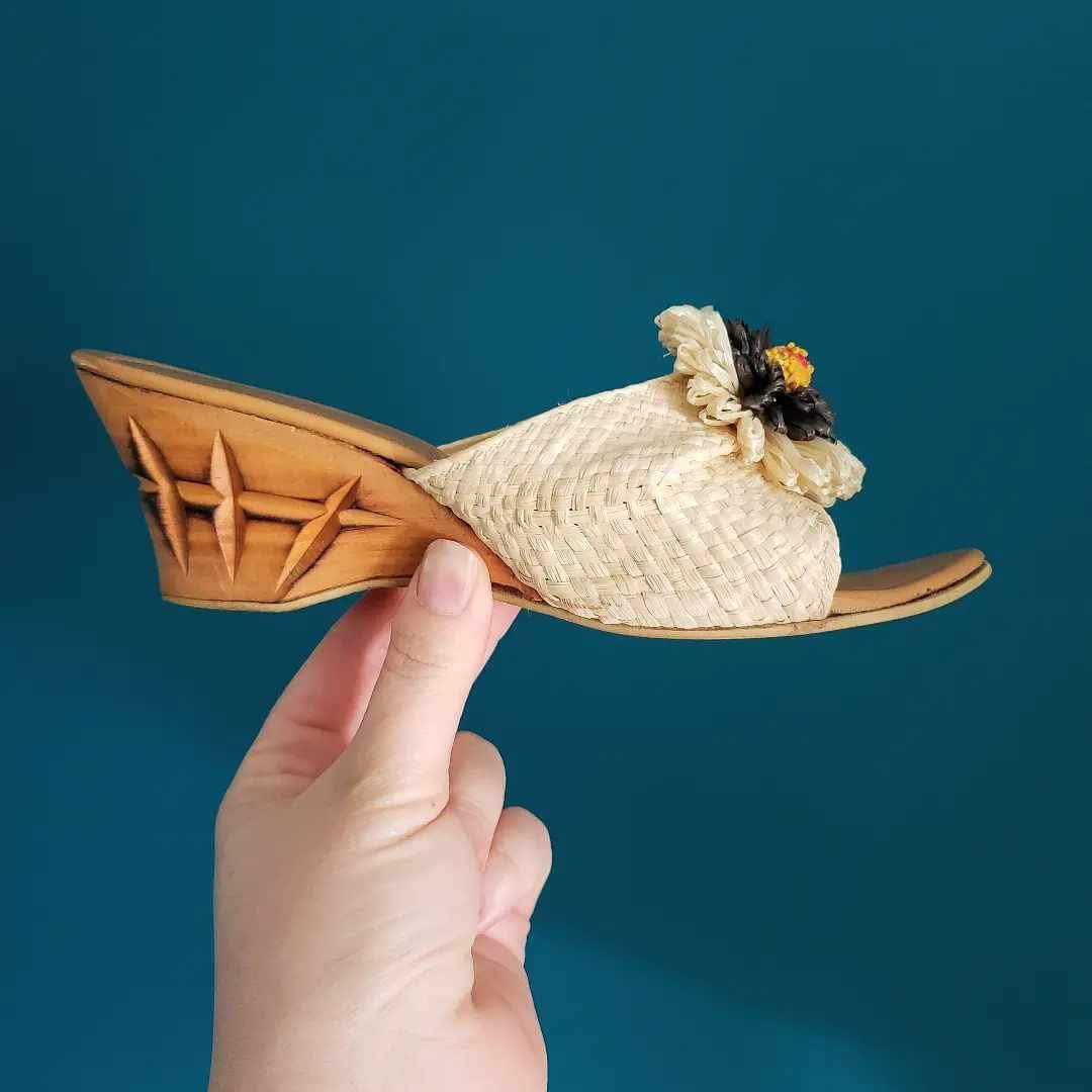 Late 1950s Carved Wooden and Straw Mules / Size 6 / Pumps Open Toe Cha ...