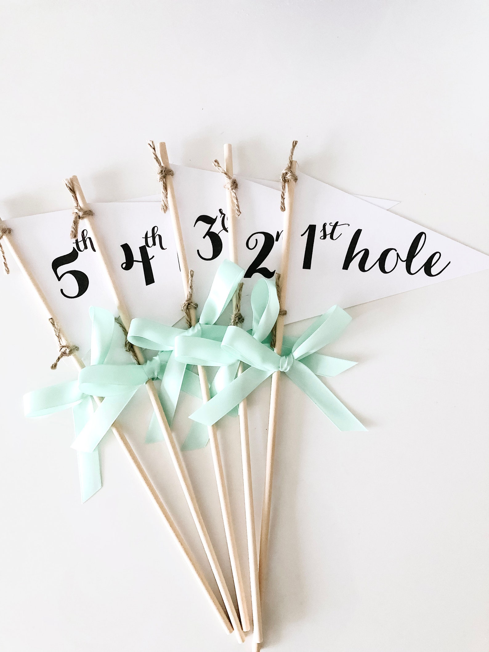 Banderines, números de mesa, hoyos de golf, lugares recorridos, campos ...