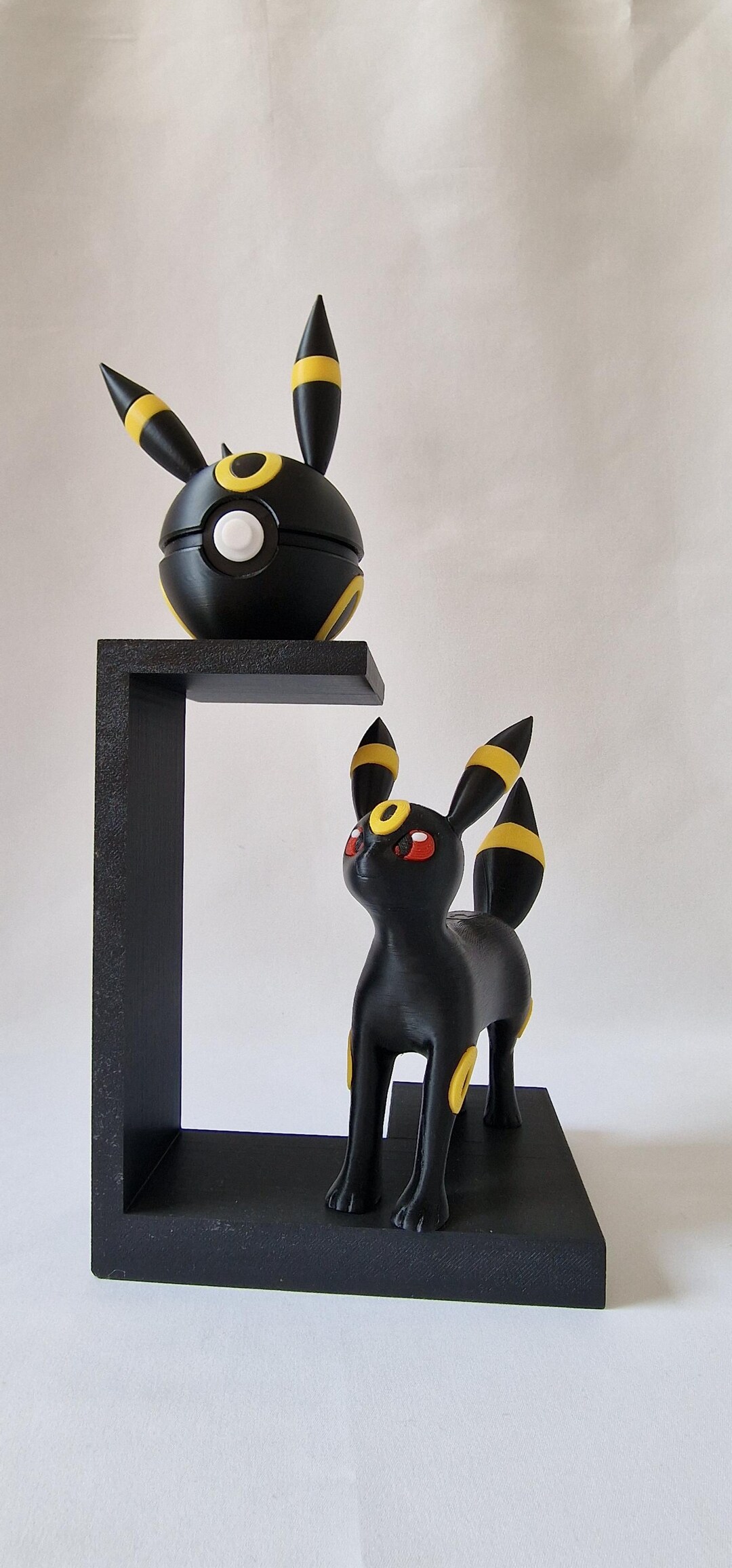 Umbreon Ball Collector’s Set – Umbreon Figure + Exclusive Wall Display ...