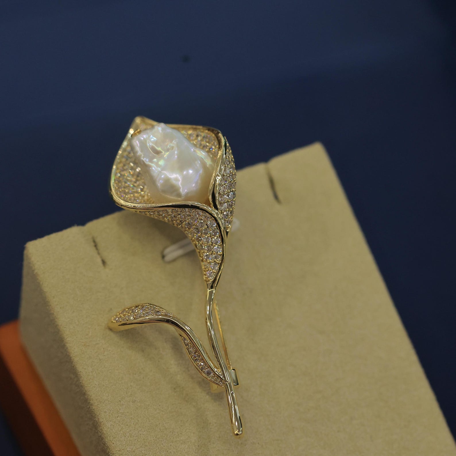Handmade Baroque Pearl Calla Lily Brooch: 14K Gold Floral Pin - Etsy