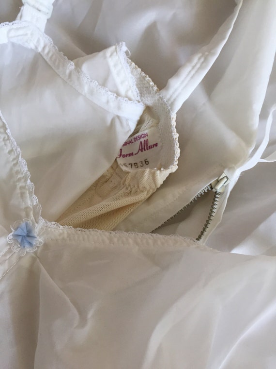 Vintage 1950s White Bullet Bra Full Slip Dress Fitt… Gem