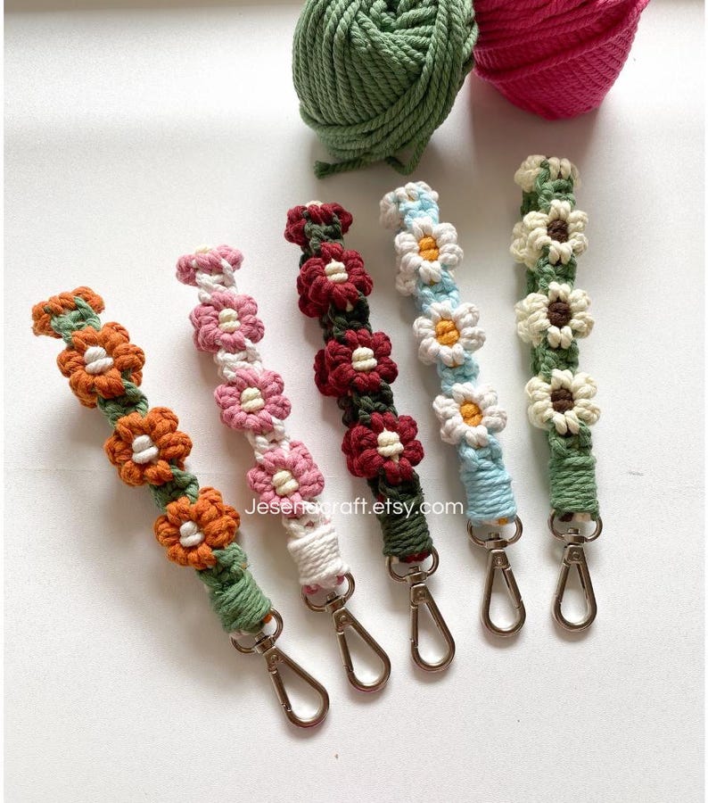 Custom Macrame Daisy Keychain, Macrame Daisy Wristlet Keychain, Handmade Keychain, Personalized ...