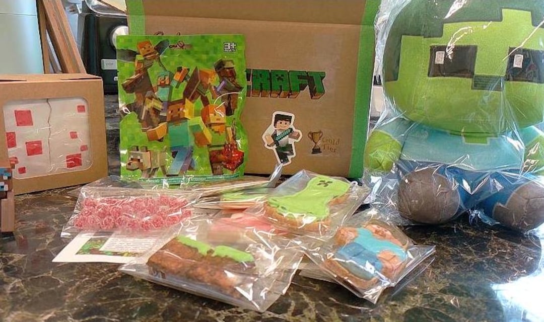 Minecraft Biscuit Box - Gold Tier! With Gifts; Perfect for Kids and ...