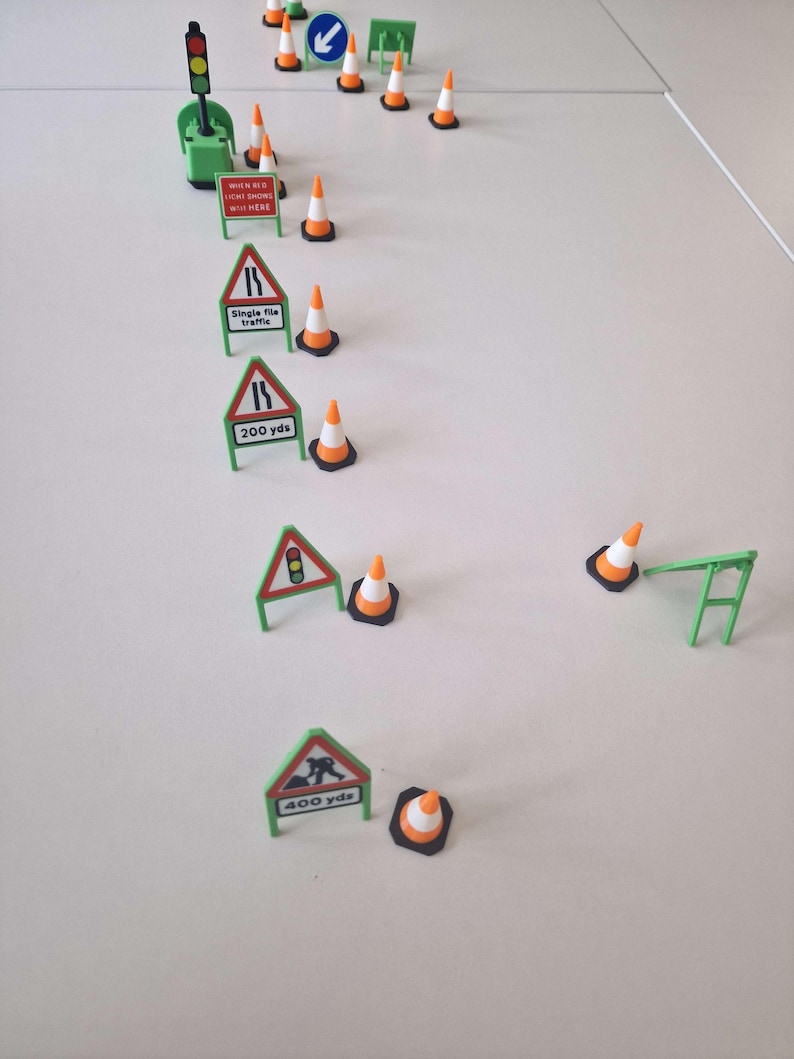 1:38 Scale UK Roadwork Miniature Set – 2 -way Traffic Light - Etsy