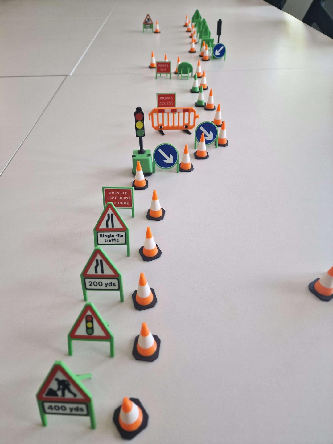 1:38 Scale UK Roadwork Miniature Set – 2 -way Traffic Light - Etsy